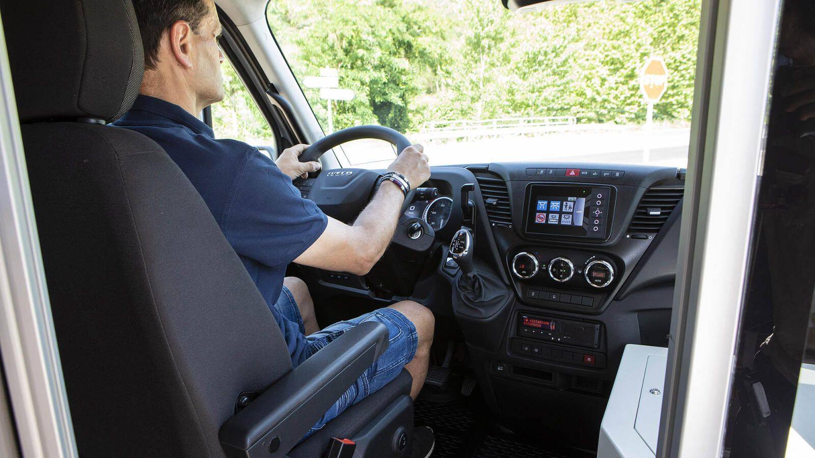Nový minibus Iveco Daily Access CNG - Transport Minutes